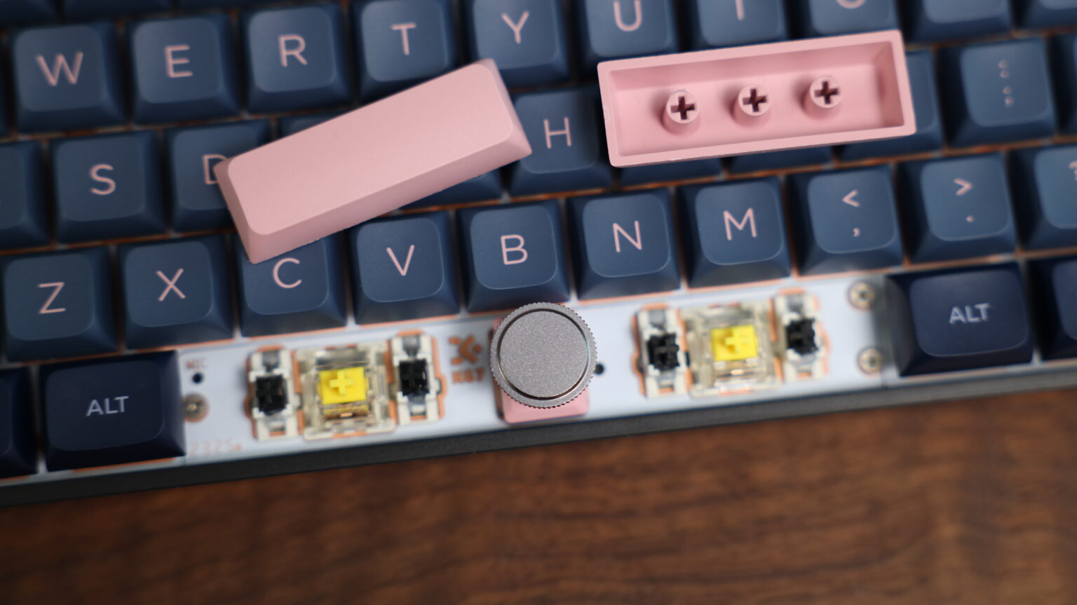 Skyloong GK61 Pro Review - The First 60% Keyboard With a Knob